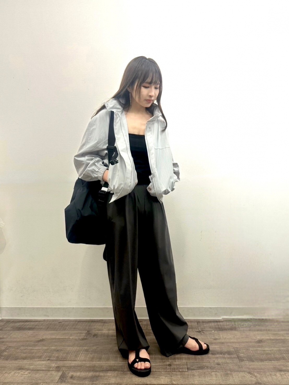 「スウェットクルーネックシャツ、ワイドフィットパラシュートカーゴパンツ」を使ったコーディネート