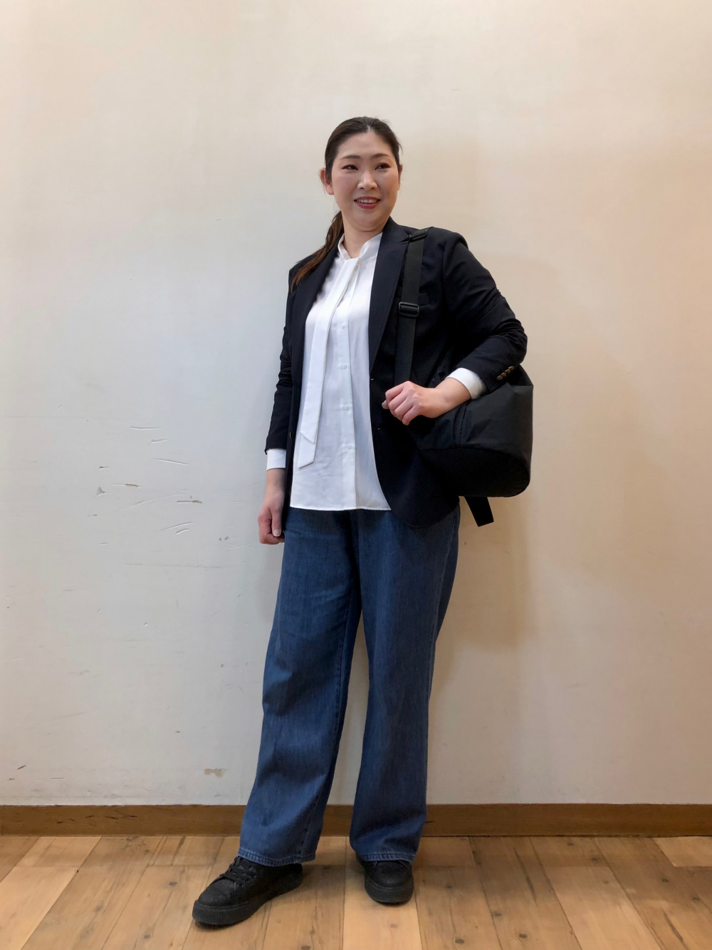 「スウェットクルーネックシャツ、ワイドフィットパラシュートカーゴパンツ」を使ったコーディネート