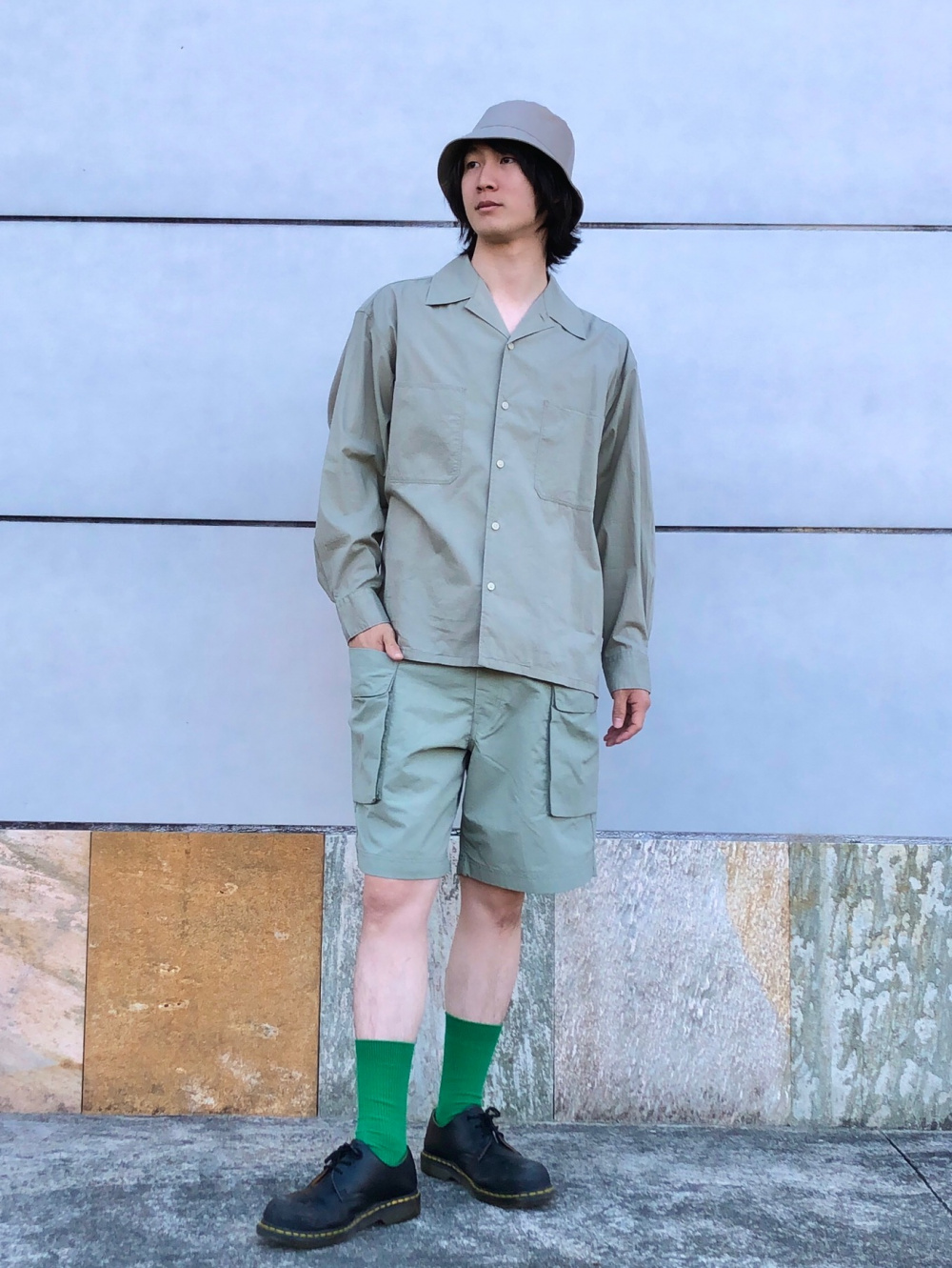 「リラックスフィットVネックTシャツ(半袖)、リネンコットンスタンドカラーストライプシャツ(長袖)」の着用コーディネート| ユニクロ公式