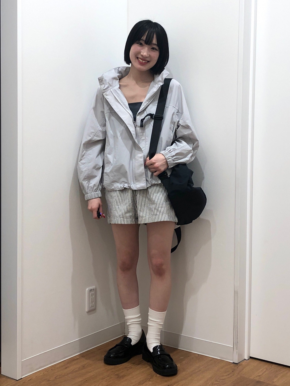 「スウェットクルーネックシャツ、ワイドフィットパラシュートカーゴパンツ」を使ったコーディネート