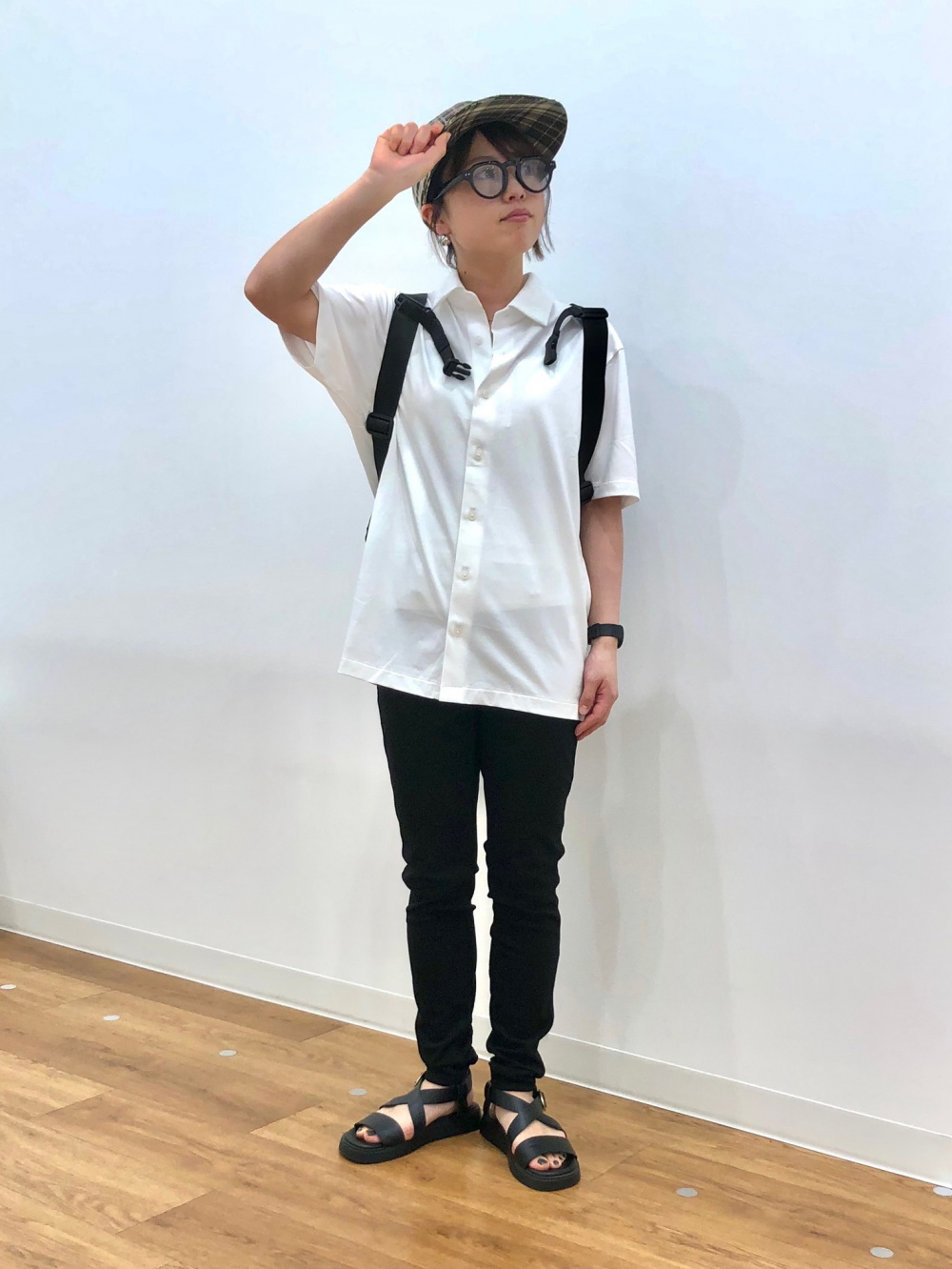 「スウェットクルーネックシャツ、ワイドフィットパラシュートカーゴパンツ」を使ったコーディネート