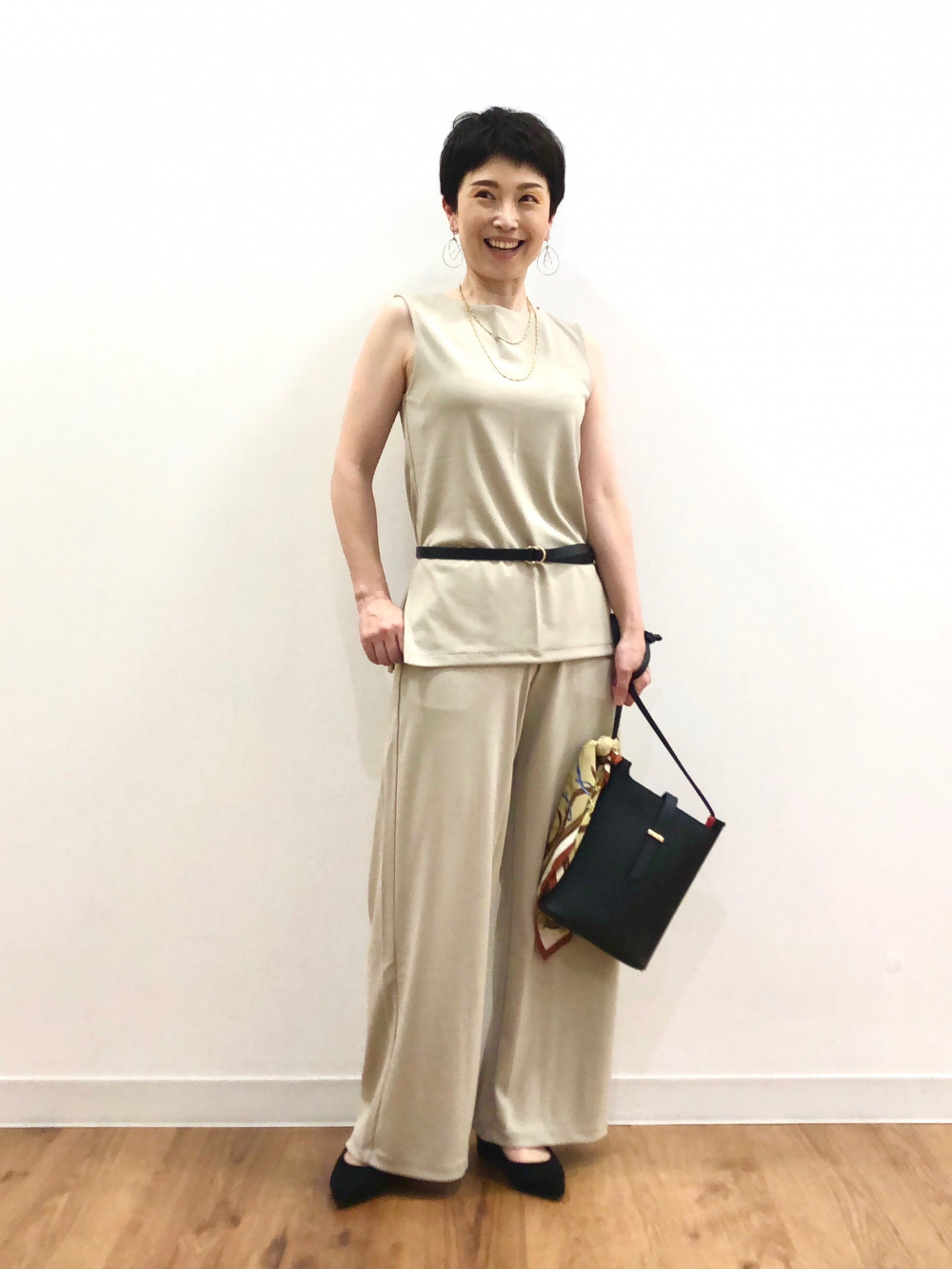 「ウルトラストレッチエアリズムワンピース、クレープジャージーストレートパンツ」の着用コーディネート| ユニクロ公式