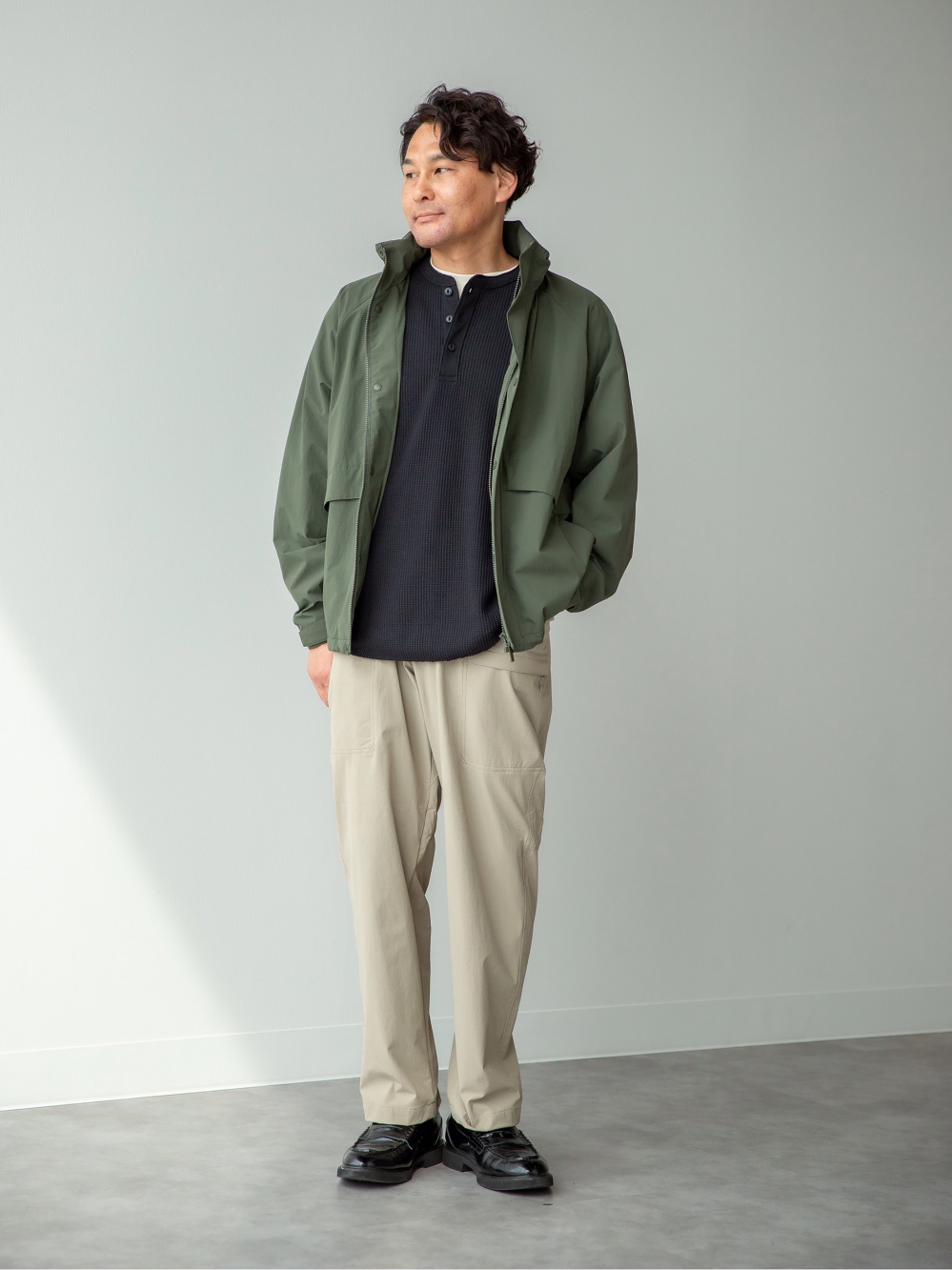 「ドライEXクルーネックTシャツ、ポケッタブルUVカットパーカ/NANODESIGN」の着用コーディネート| ユニクロ公式