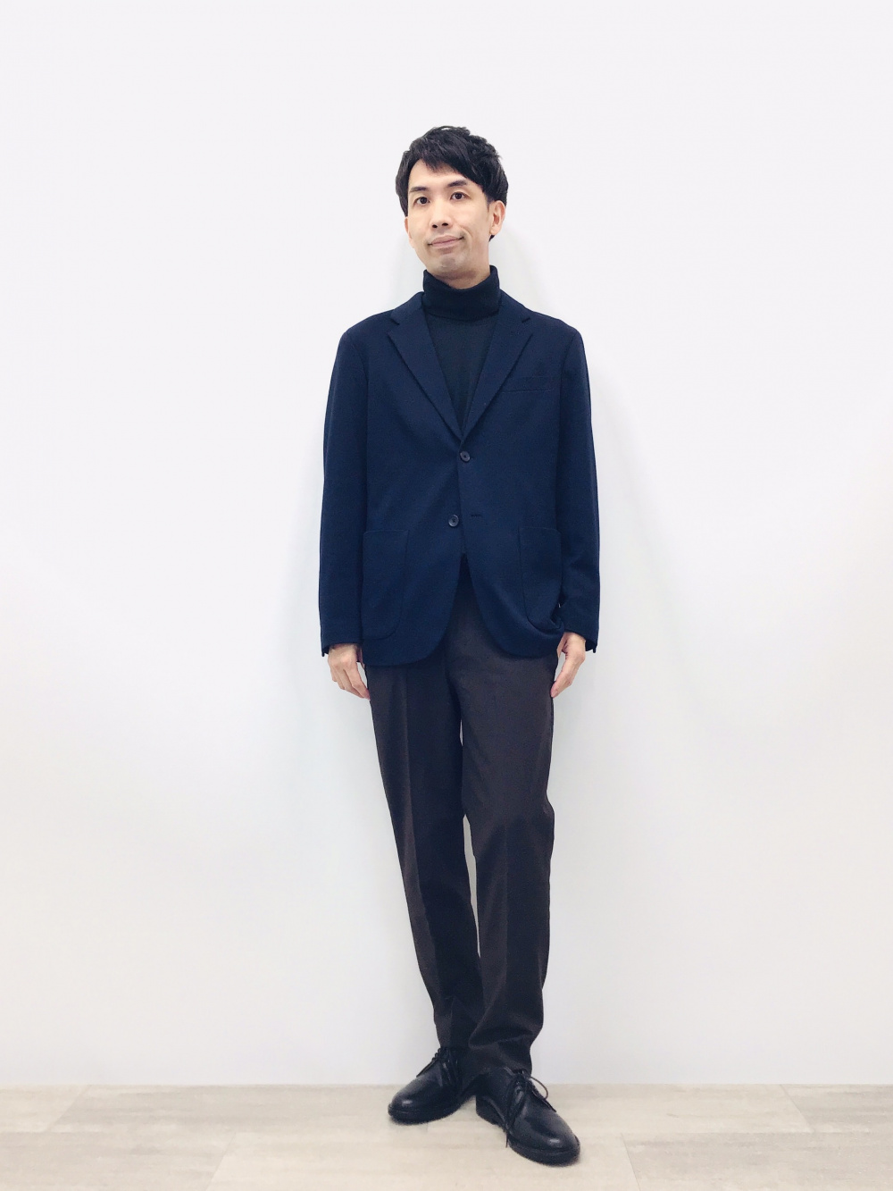 「ソフトタッチタートルネックTシャツ、メリノVネックカーディガン」を使ったコーディネート