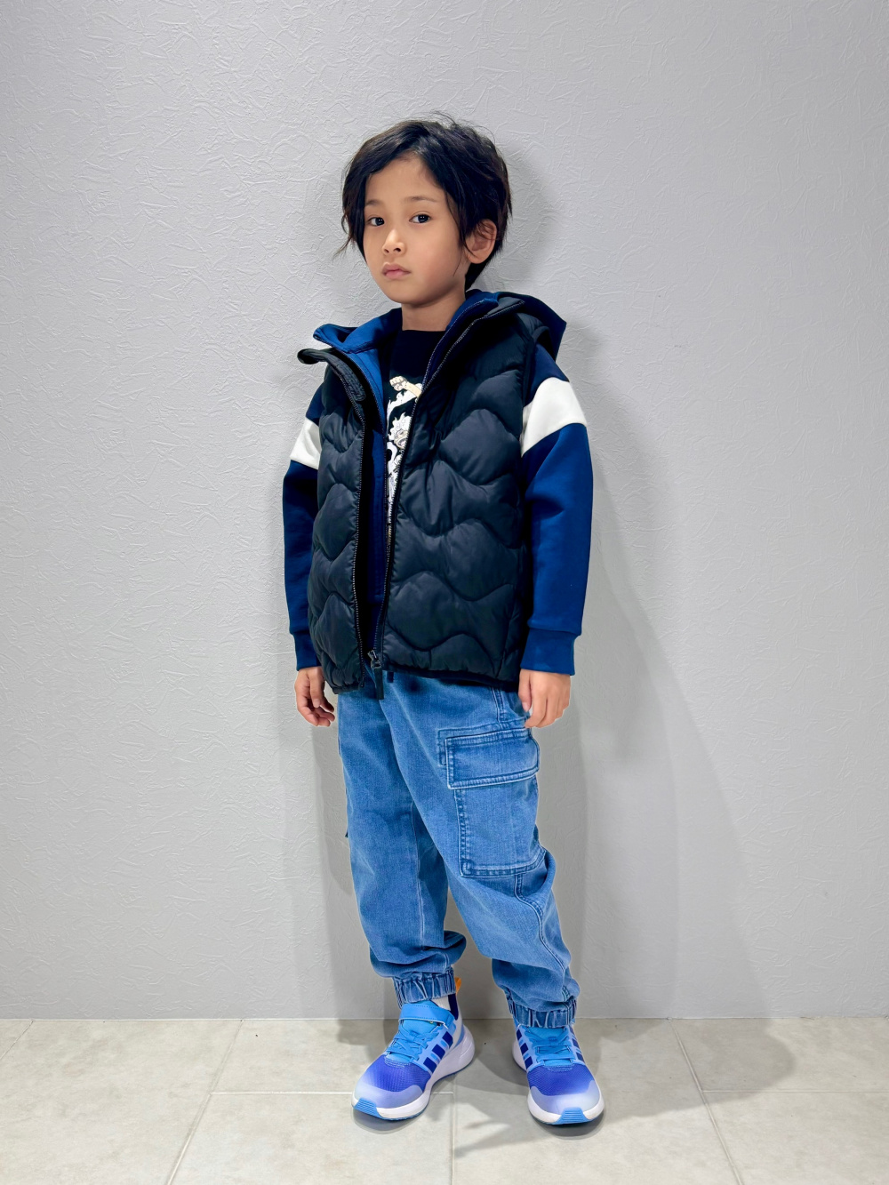 「カウズ + ウォーホル スウェットシャツ、ストレッチデニムカーゴジョガーパンツ」を使ったコーディネート