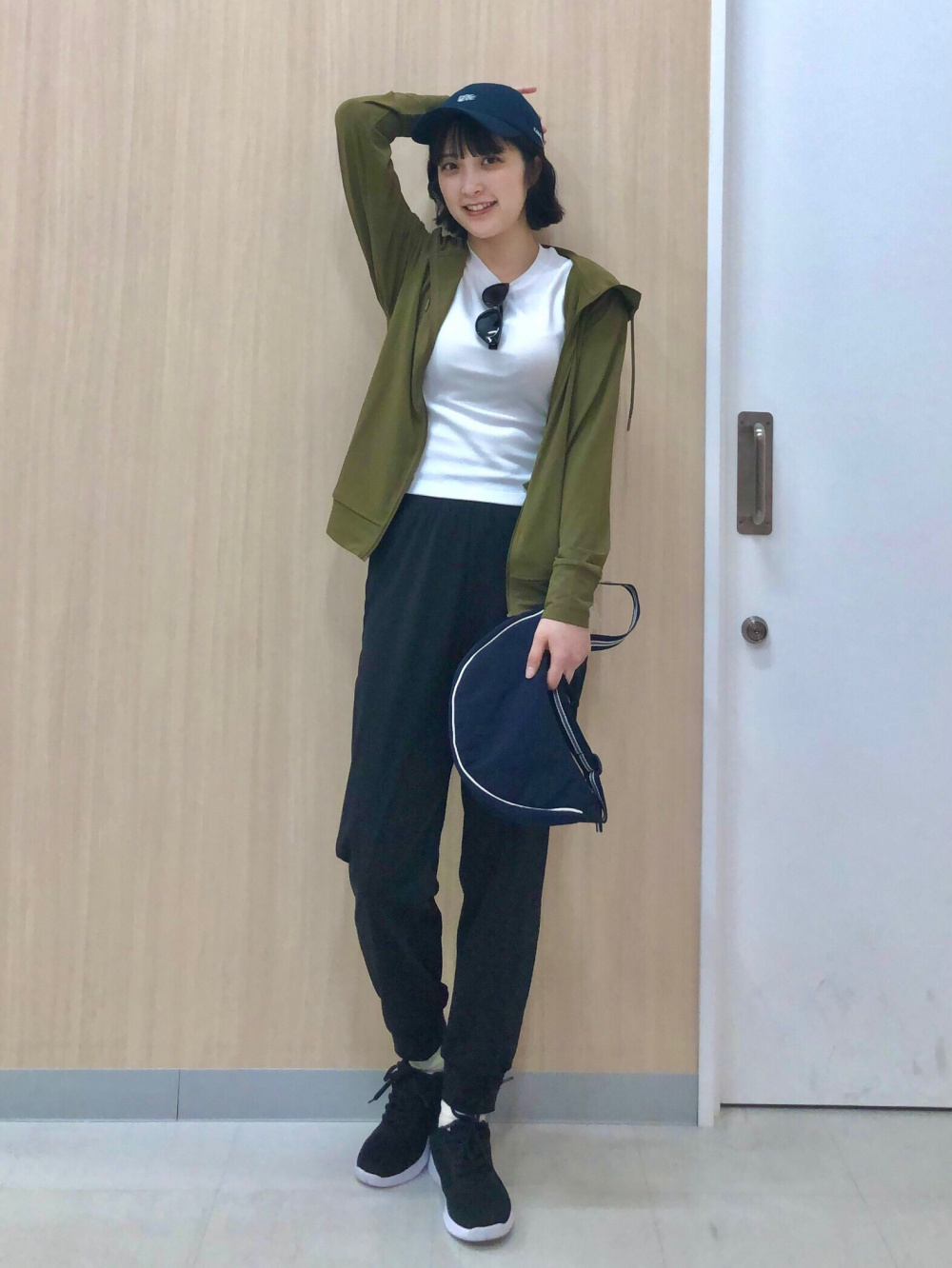 「短版T恤(短袖) 465760、特級彈性Active束口褲 465784」的穿搭靈感 | UNIQLO台灣