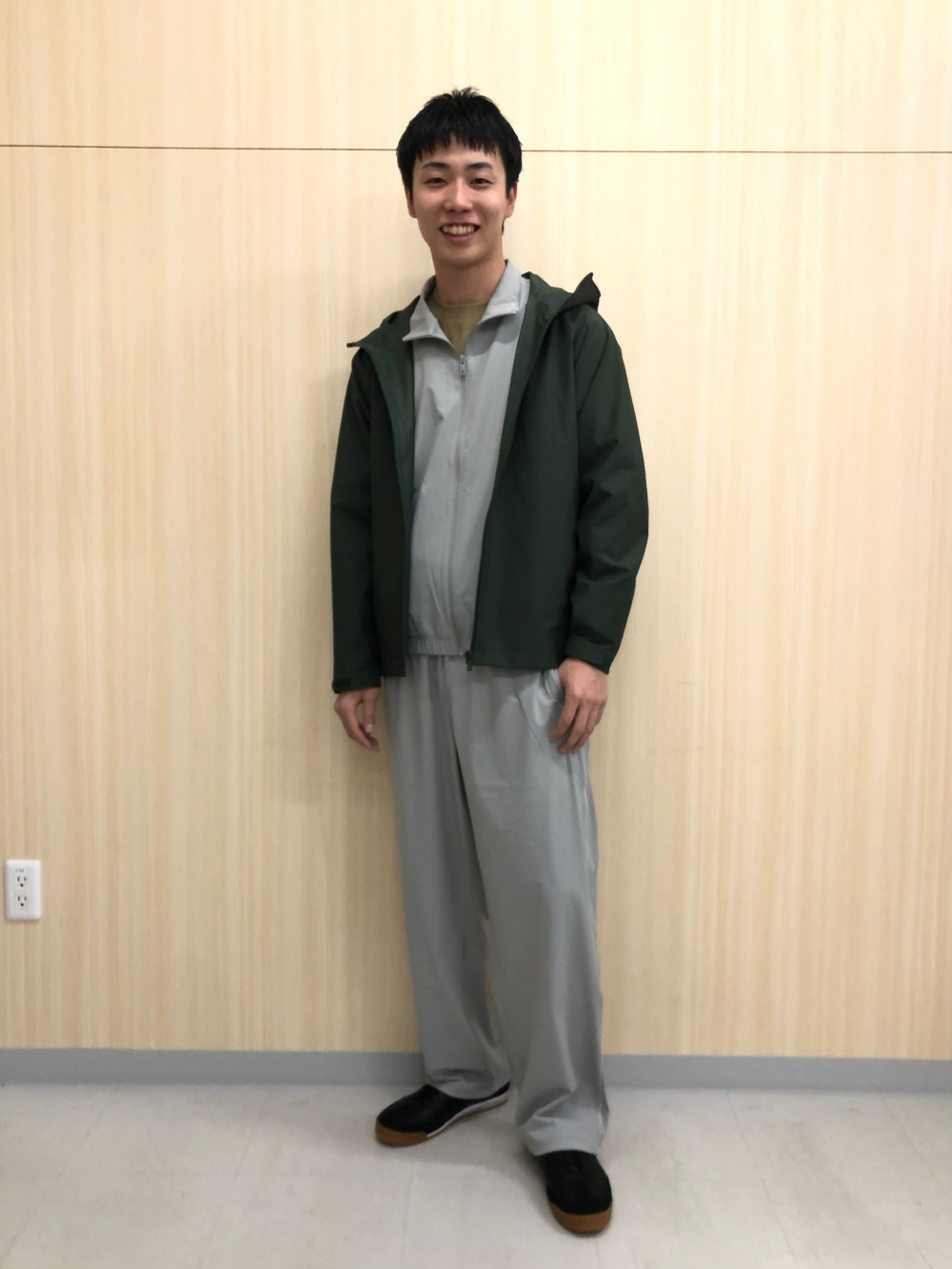 「U 圓領 T 恤 [短袖] 455360 / 465186 /、超彈性運動長褲 (褲內襠長 68-74cm)」的穿搭靈感 | UNIQLO香港及澳門