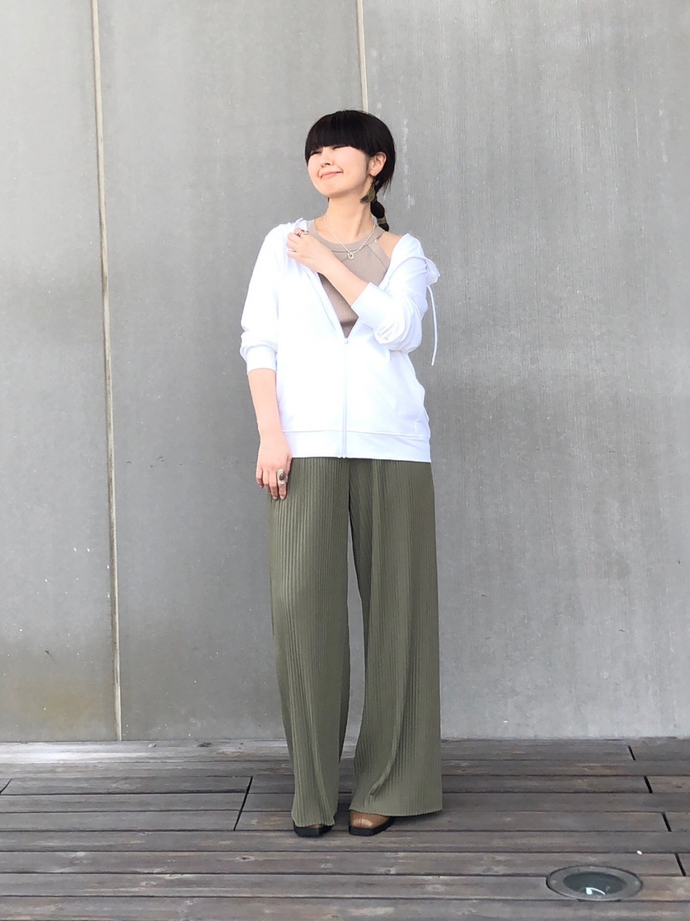 「ウルトラストレッチエアリズムワンピース、エアリズムUVカットフルジップパーカ」の着用コーディネート| ユニクロ公式