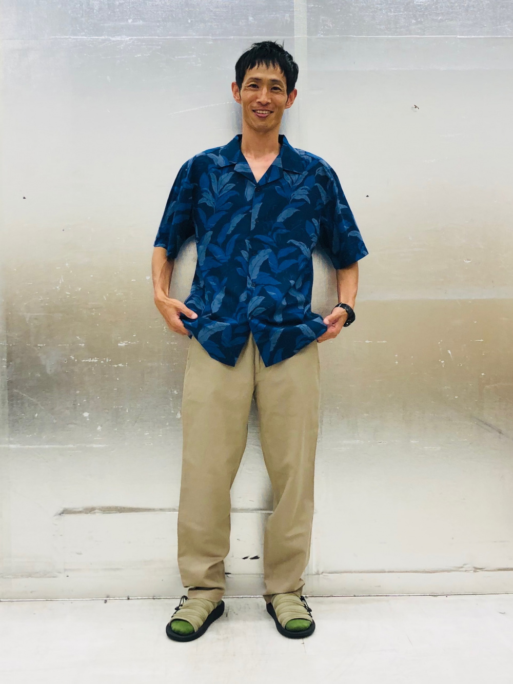 「棉質開領恤衫 [短袖]、U 圓領 T 恤 [短袖] 455360 / 465186 /」的穿搭靈感 | UNIQLO香港及澳門