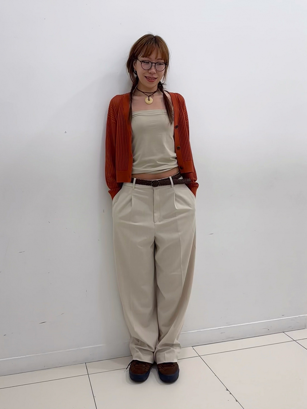 「턱와이드팬츠(2WAY스트레치·다리길이69~71cm)、스무드코튼크루넥스웨터」의 스타일링 팁을 확인해보세요