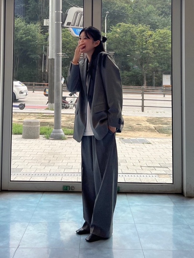 「턱와이드팬츠(2WAY스트레치·다리길이69~71cm)、스무드코튼크루넥스웨터」의 스타일링 팁을 확인해보세요