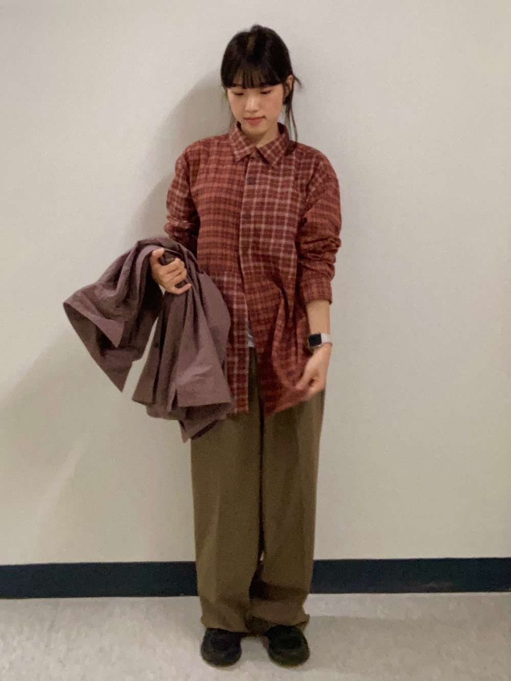 「턱와이드팬츠(2WAY스트레치·다리길이69~71cm)、스무드코튼크루넥스웨터」의 스타일링 팁을 확인해보세요