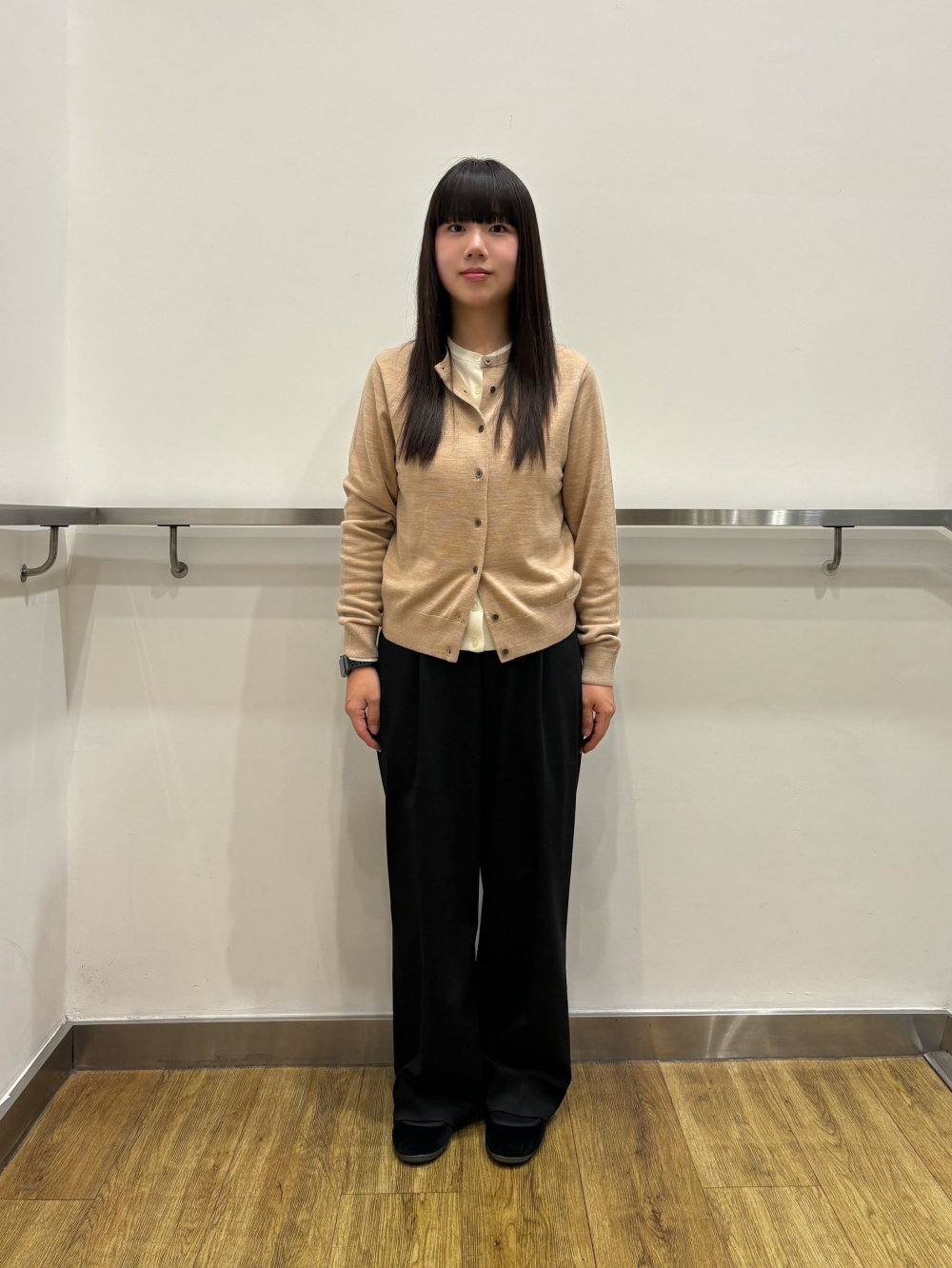 「턱와이드팬츠(2WAY스트레치·다리길이69~71cm)、스무드코튼크루넥스웨터」의 스타일링 팁을 확인해보세요