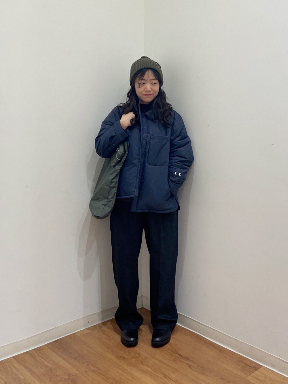 「턱와이드팬츠(2WAY스트레치·다리길이69~71cm)、스무드코튼크루넥스웨터」의 스타일링 팁을 확인해보세요