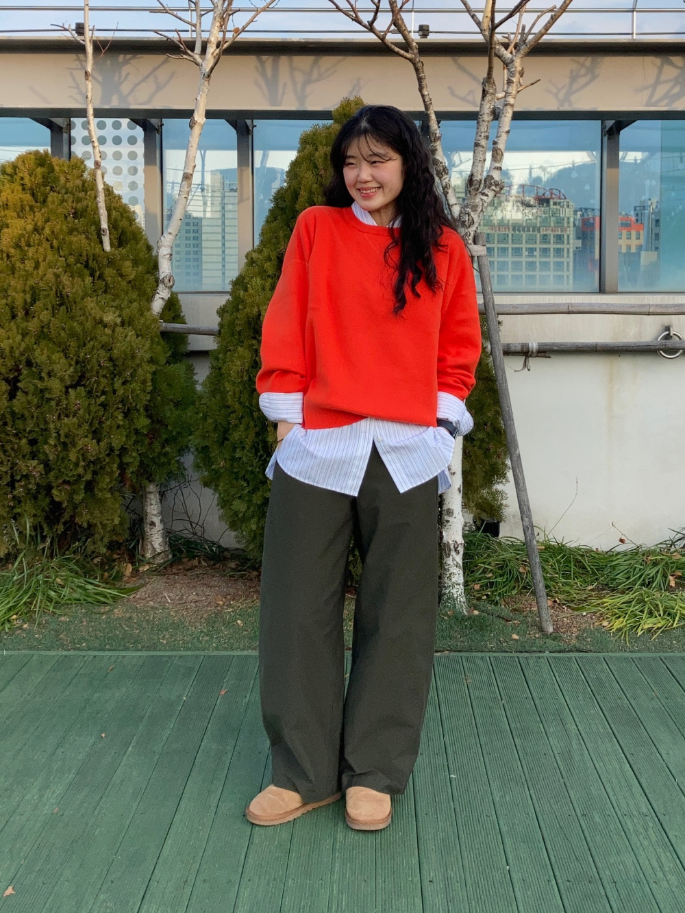 「턱와이드팬츠(2WAY스트레치·다리길이69~71cm)、스무드코튼크루넥스웨터」의 스타일링 팁을 확인해보세요