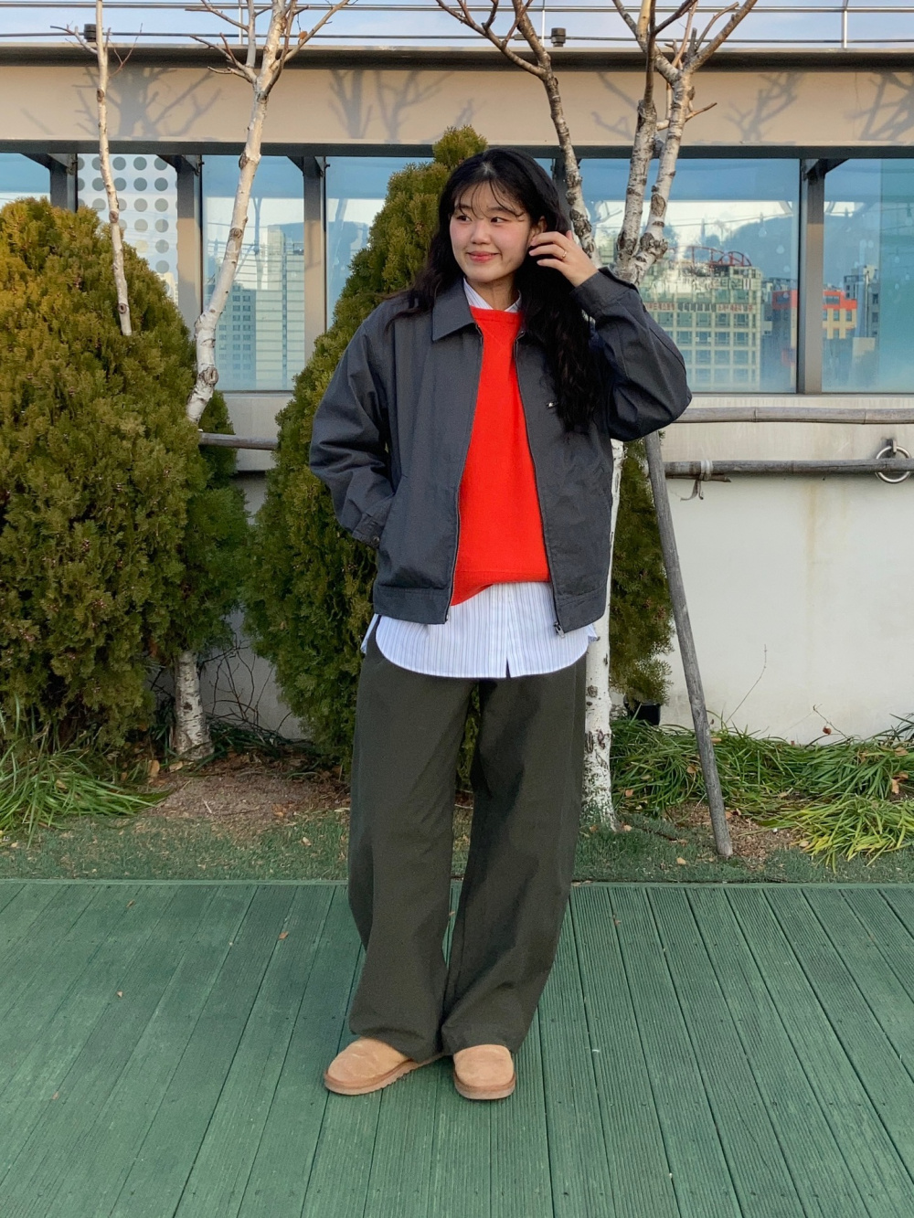 「턱와이드팬츠(2WAY스트레치·다리길이69~71cm)、스무드코튼크루넥스웨터」의 스타일링 팁을 확인해보세요