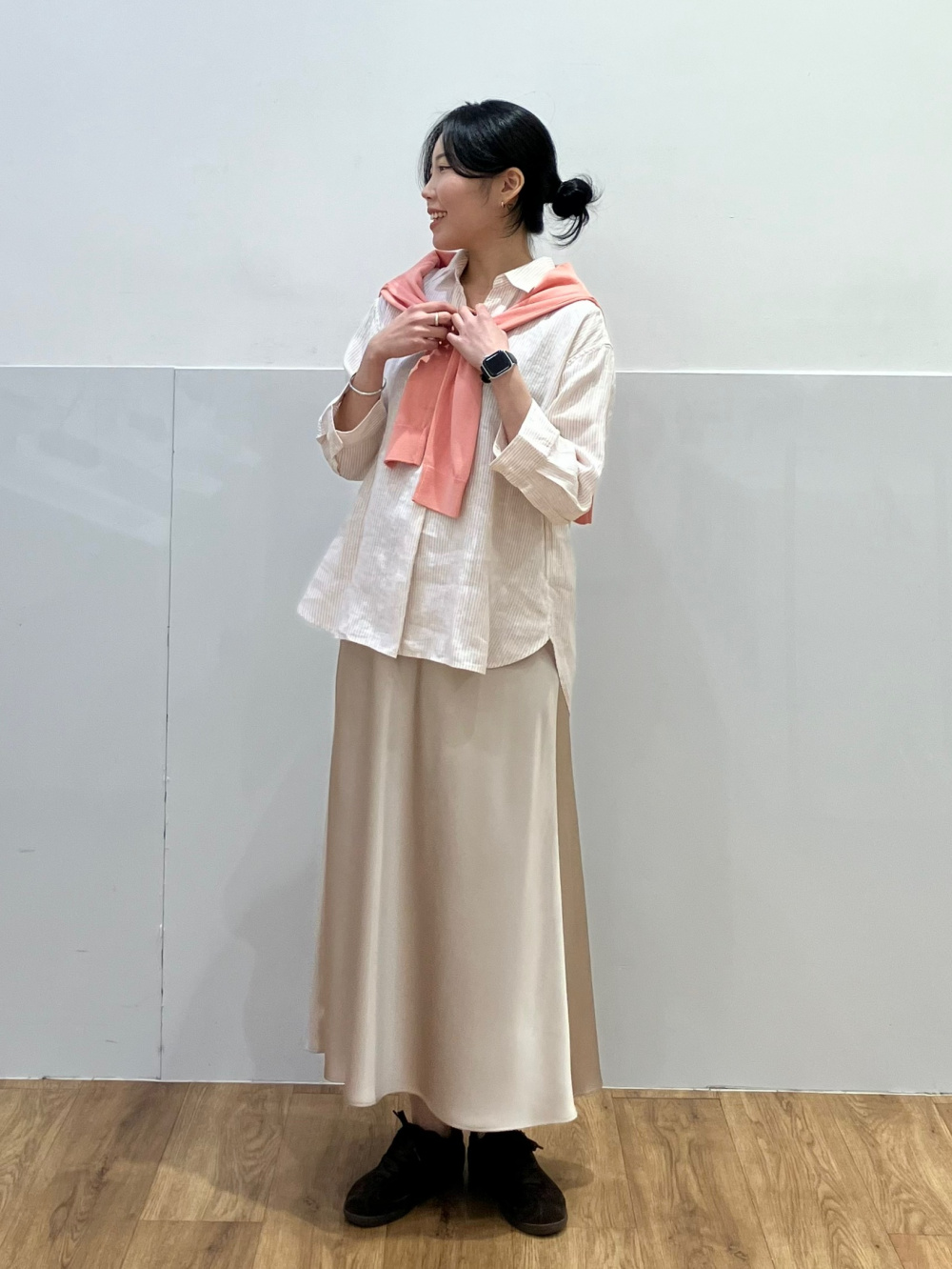 「턱와이드팬츠(2WAY스트레치·다리길이69~71cm)、스무드코튼크루넥스웨터」의 스타일링 팁을 확인해보세요