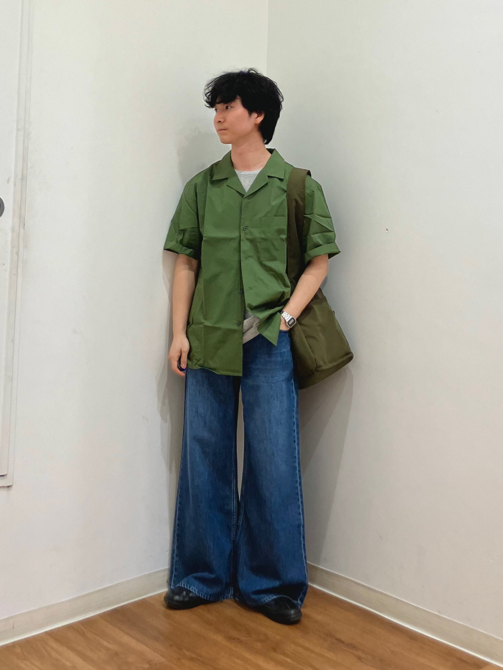 Check styling ideas for「Dry Color Crew Neck Short Sleeve T-Shirt、Soft Puffy Shoulder Bag」| UNIQLO PH