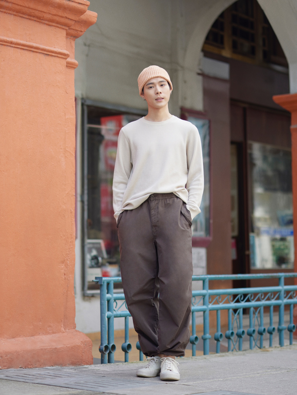 Khám phá gợi ý phong cách cho「Quần Dài Parachute、Balo Dây Rút」| UNIQLO VN