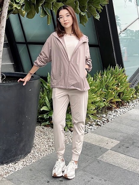 พบกับไอเดียการแต่งตัวของ「เสื้อฮู้ดพาร์กา กันยูวี UV Protection พับเก็บ ...