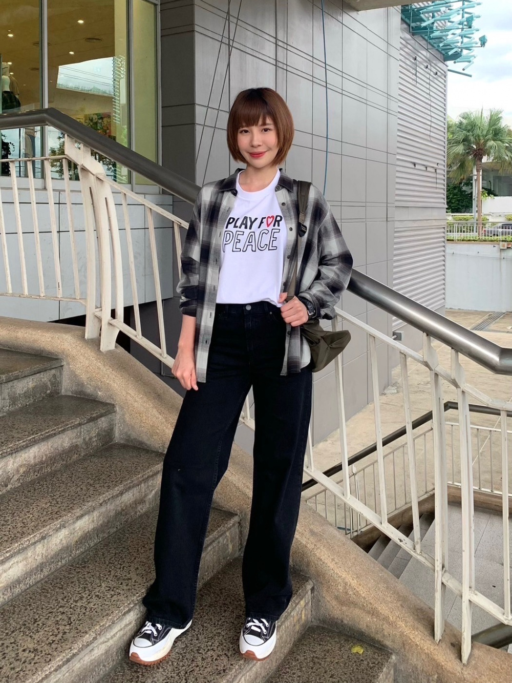 ดูไอเดียสไตล์การแต่งตัวสำหรับ「เสื้อยืดลายกราฟิกแขนสั้น PEACE FOR ALL ...