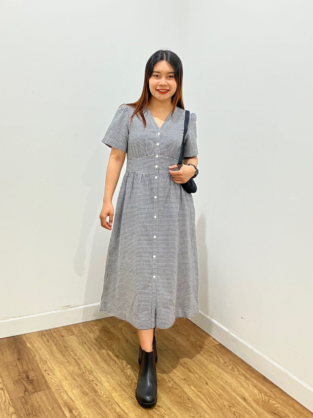 Check styling ideas for「Linen Blend V Neck Dress | Checked」| UNIQLO VN