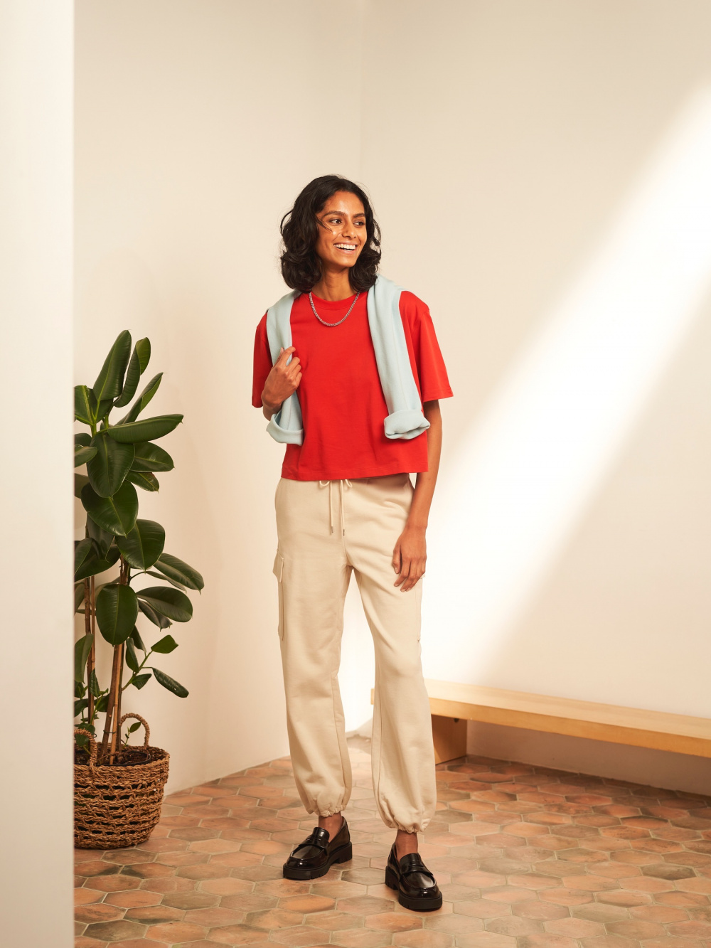 「유틸리티재킷、스웨트카고팬츠」의 착용 스타일링 리스트 | UNIQLO