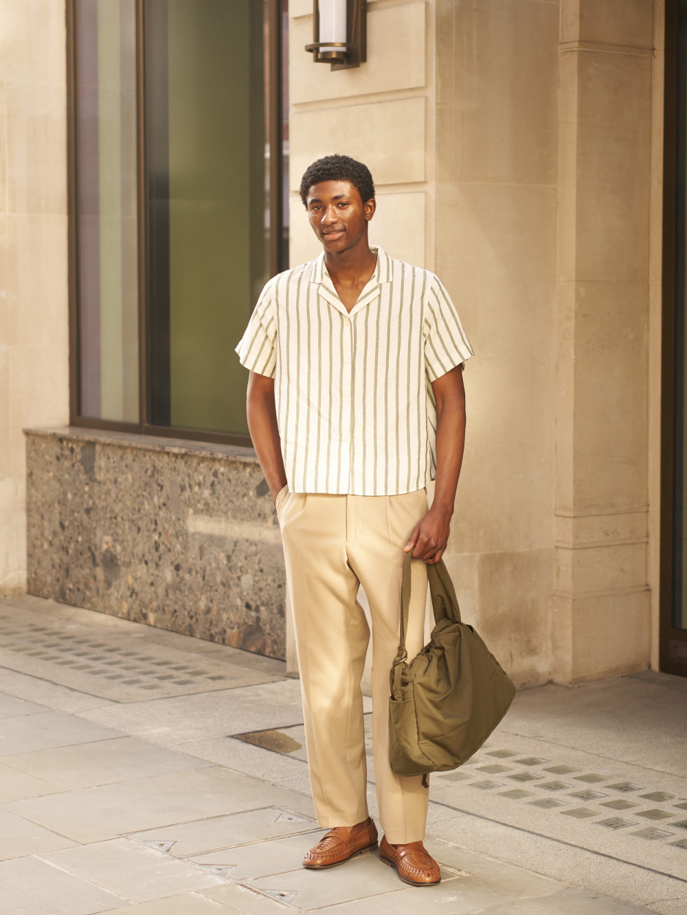 Descubre ideas de looks para「Pantalón corto ultraelástico、Camisa lino mezcla cuello abierto ...