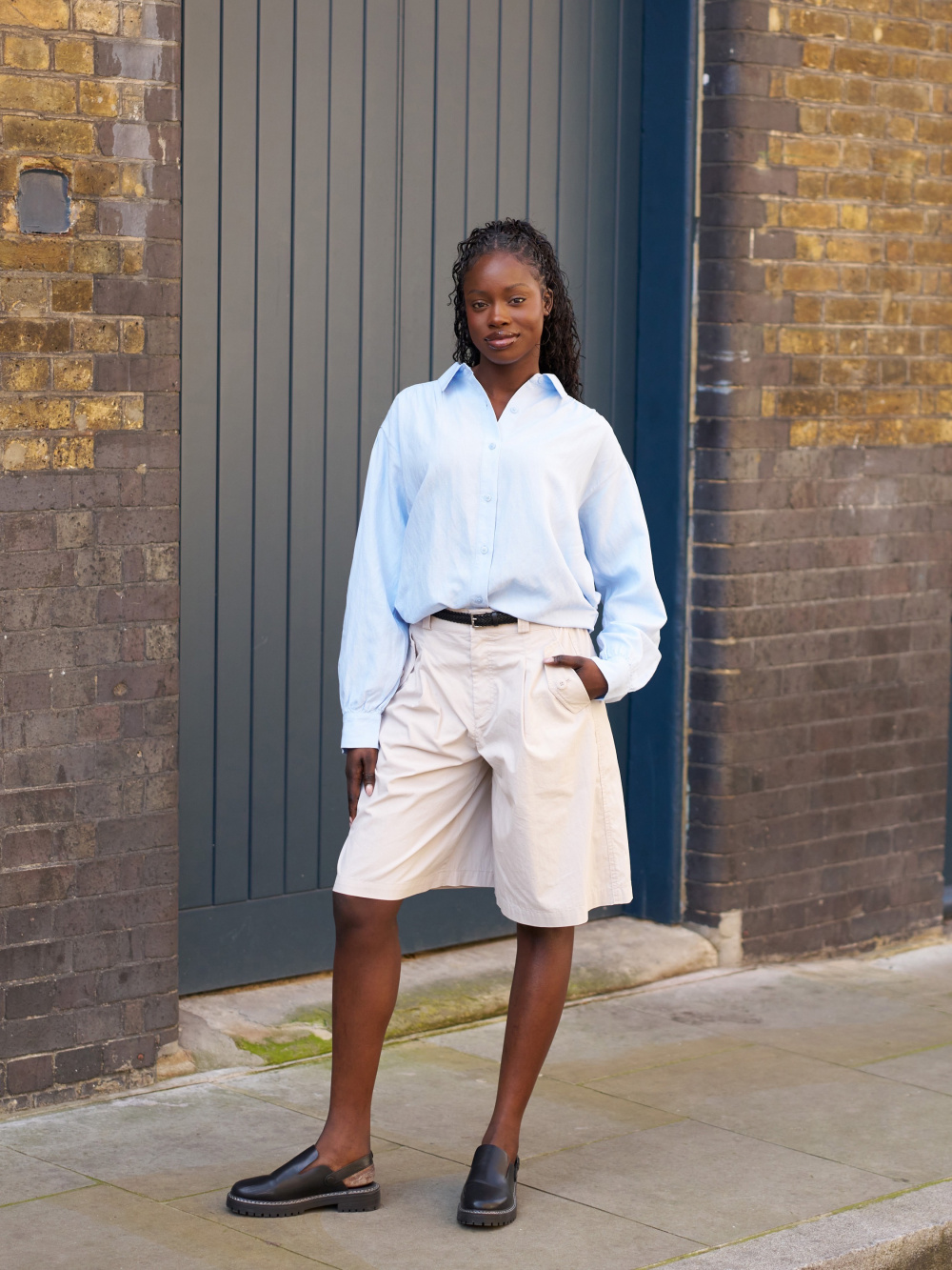 Descubre ideas de looks para「Pantalón corto bermuda、Camisa lino mezcla (sin mangas)」| UNIQLO ES