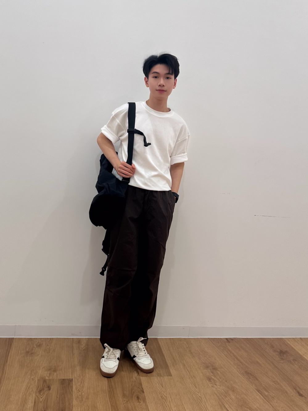 Khám phá gợi ý phong cách cho「Quần Dài Parachute、Balo Dây Rút」| UNIQLO VN