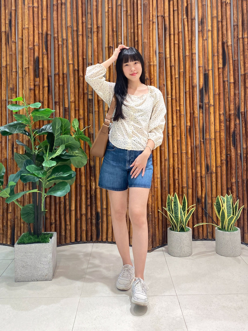 Check styling ideas for「High Rise Baggy Denim Shorts、Faux Leather Round Shoulder Bag」| UNIQLO PH