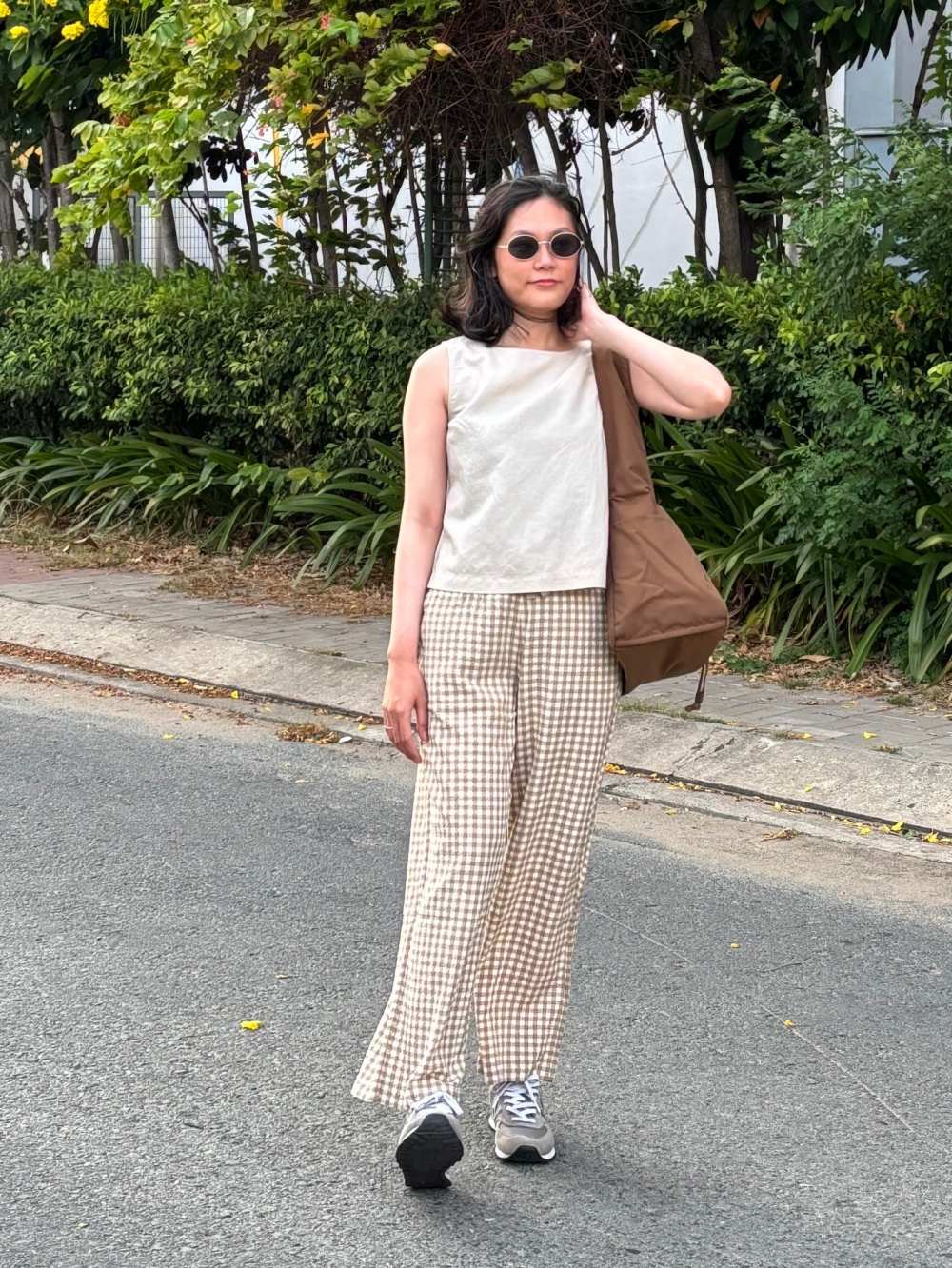 Check styling ideas for「Linen Blend Sleeveless Blouse」| UNIQLO PH